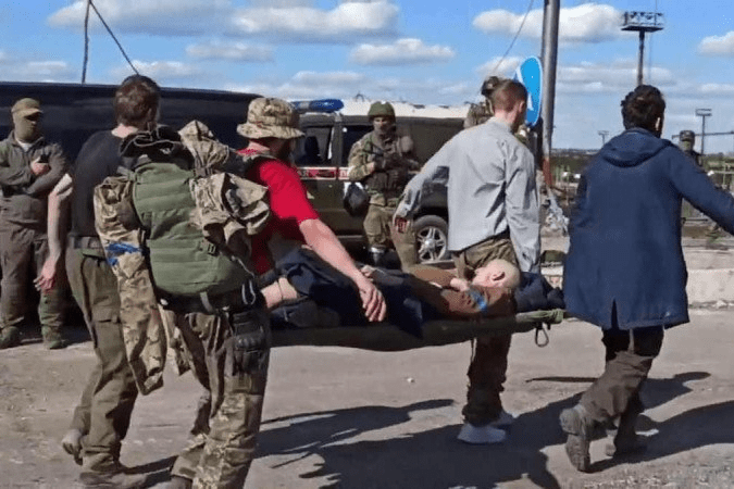 Rússia anuncia rendição de 265 combatentes na siderúrgica de Azovstal ...